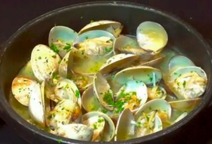 Receta en vídeo de almejas a la marinera | La cocina de Bender